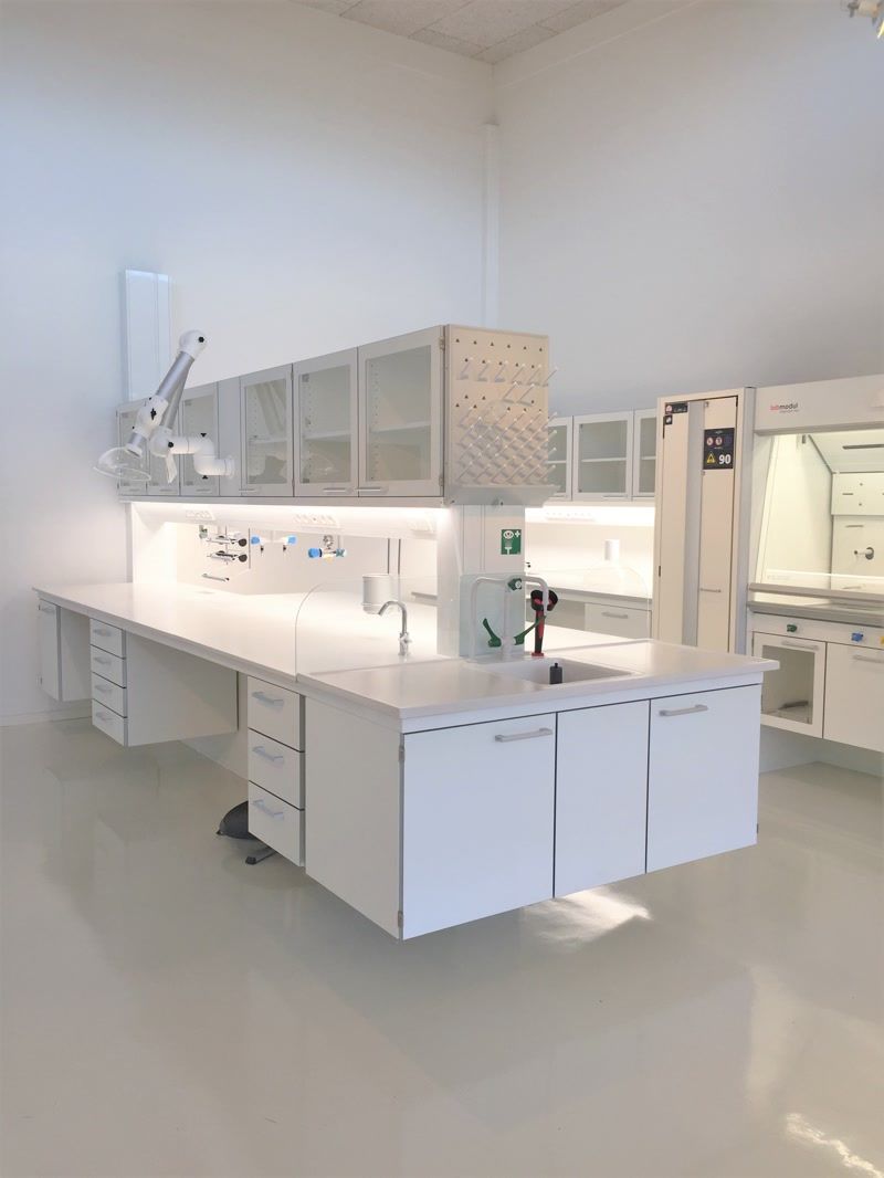 High-Quality Lab Benches in UAE | Exsrtel Supplier
